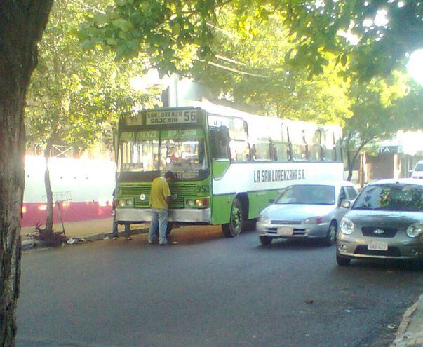 Chofer de la línea 56 orinando en la vía pública - Crónicas Ciudadanas ...
