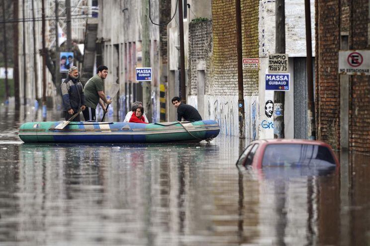 Evacuados e inundaciones en Argentina con pronóstico de más lluvias ...