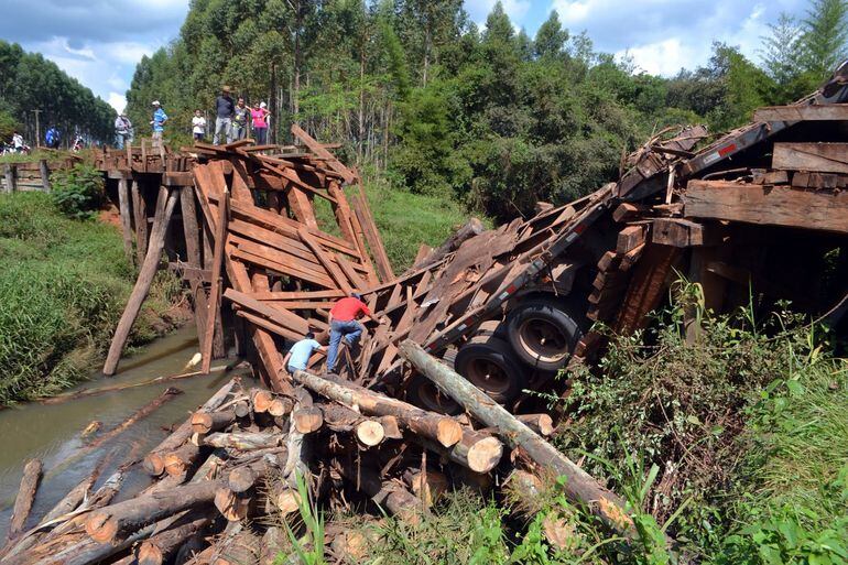 Colapsa puente en Caazapá - Nacionales - ABC Color