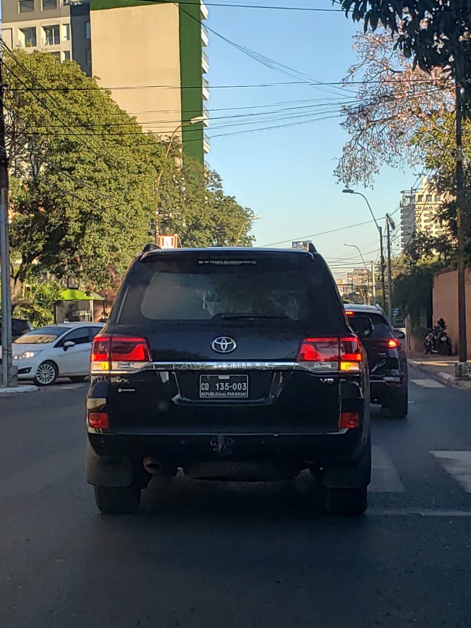 ¿Por qué algunas chapas de autos son negras, con sólo 2 letras y 3 ...