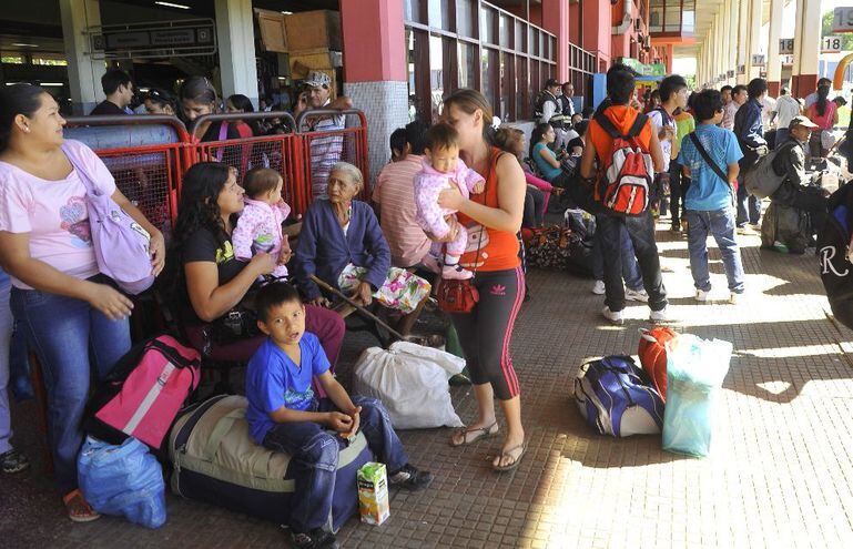 Intensa actividad en la Terminal con gente que emigra al interior ...