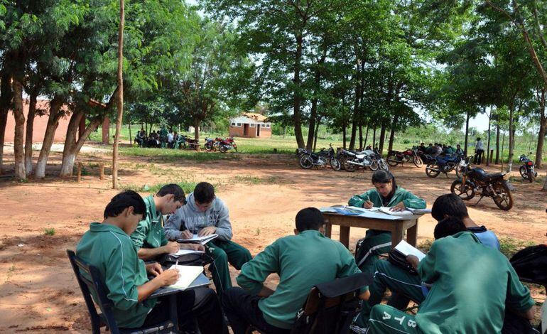 Estudiantes dan clases bajo árboles - Centinela - ABC Color