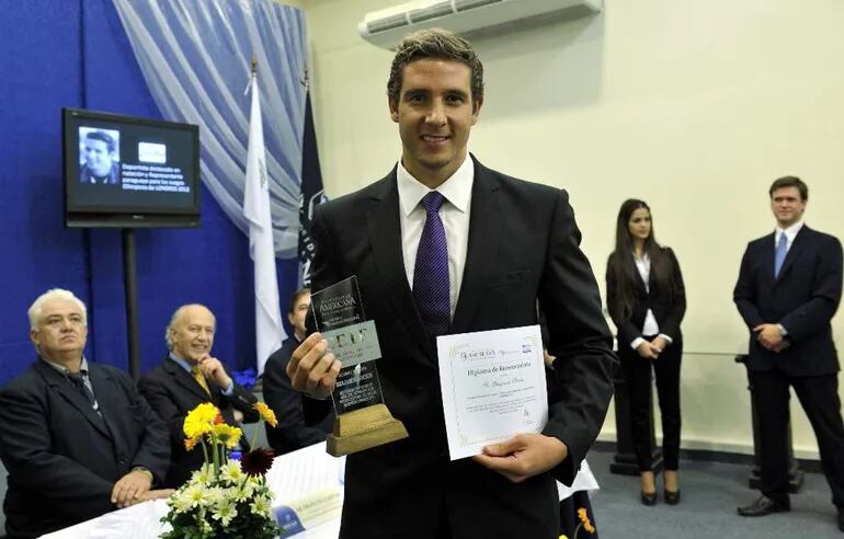 Benjamín Hockin fue premiado como estudiante exitoso de la UA ...