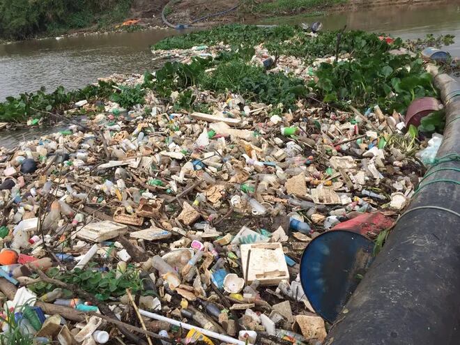 “Isla” de basura en el río - Nacionales - ABC Color
