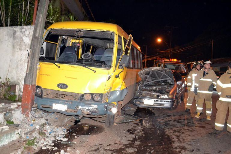 Choque vehicular provocó destrozos - Nacionales - ABC Color