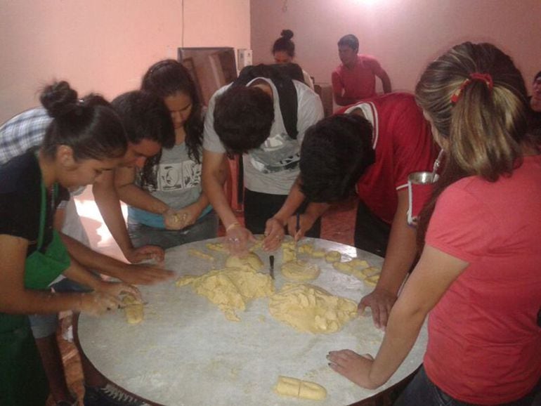 Preparación de chipa, una tradición vigente también en los jóvenes ...