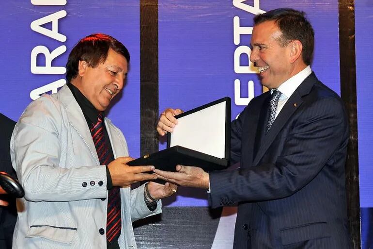 Distinguirán a “Nino” Arrúa y Burruchaga - Fútbol - ABC Color