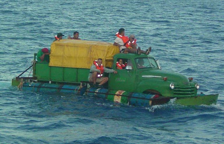 Cubanos huyen a EE.UU. en bote con motor de auto - Internacionales ...