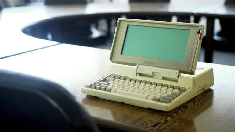 La primera computadora portátil personalLa primera computadora portátil ...