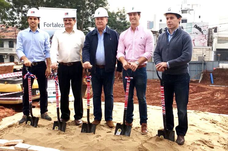 La palada inicial de nuevo edificio - Economía - ABC Color