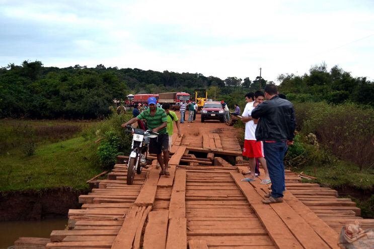 Colapsa precario puente de madera en Caazapá - Nacionales - ABC Color