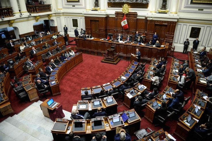 Gobierno de Perú propone Congreso con 100 diputados y 30 senadores ...