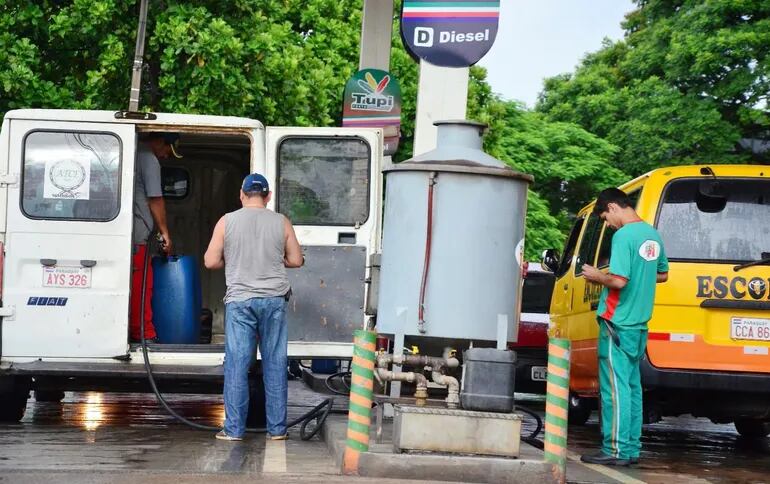 Contrabando hormiga de combustible, peligrosa práctica en Ciudad el ...