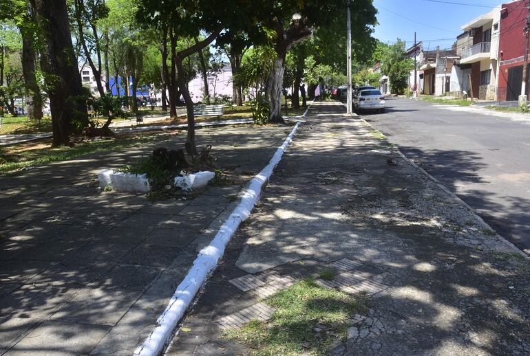 Asunción: plaza Rodríguez de Francia continúa abandonada y solo recibe ...