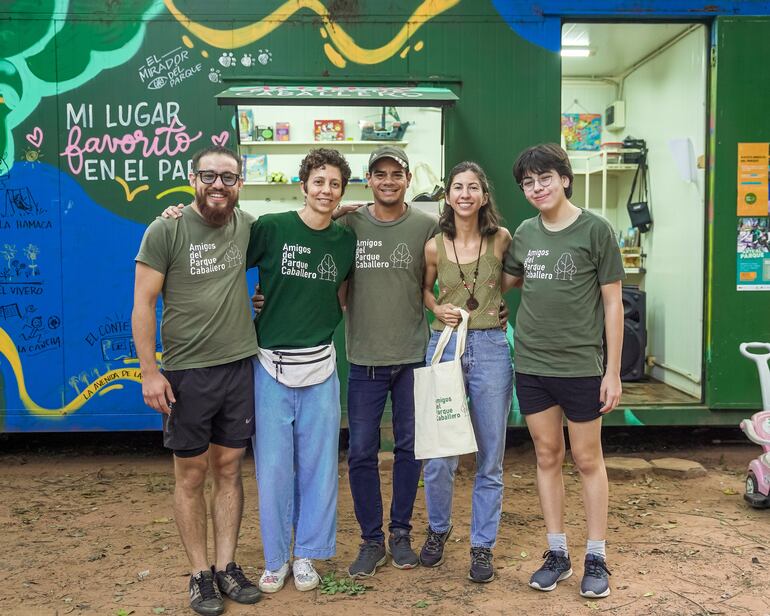 Arte al Parque da vida al Parque Caballero con actividades y personas ...