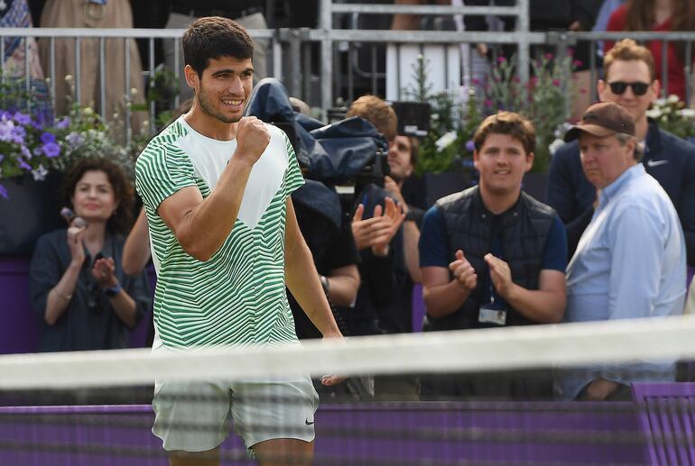 Alcaraz sufre en su debut en la temporada de hierba, pero avanza en Queen’s - Tenis - ABC Color