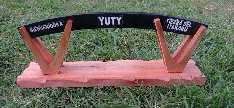 Emprendedora con trastorno neurológico vende recuerdos de Yuty para costear sus medicamentos ...