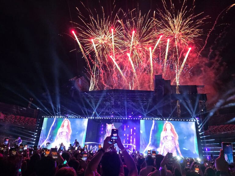 Camina con la loba Shakira: Memoria plateada de una noche épica ...