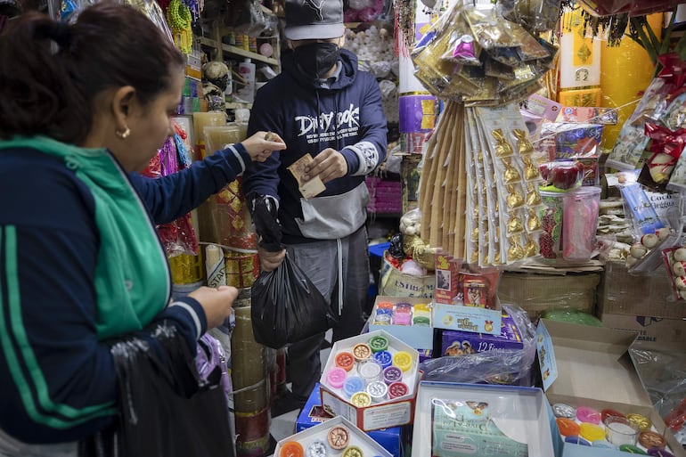 Brujos, duendes y amuletos: la apuesta esotérica de los mexicanos para ...