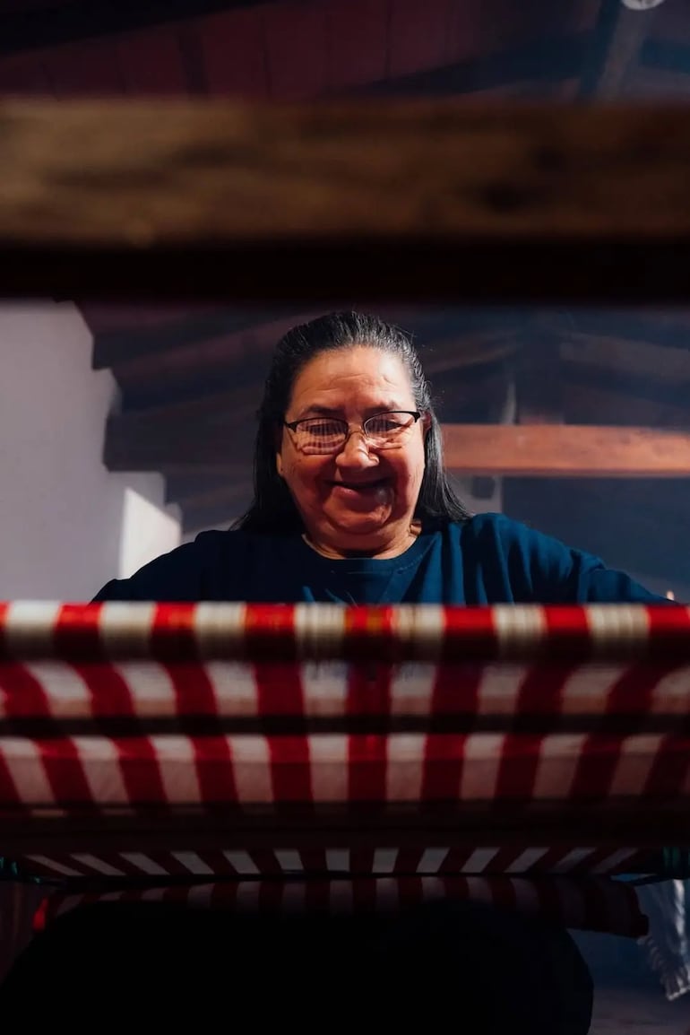 Del telar al sueño de la Albirroja: Rosa Segovia tejió el poncho que ...