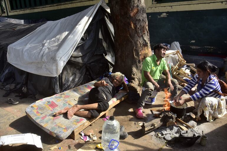 Indígenas reclaman luz, agua potable y víveres, pero están abandonados ...