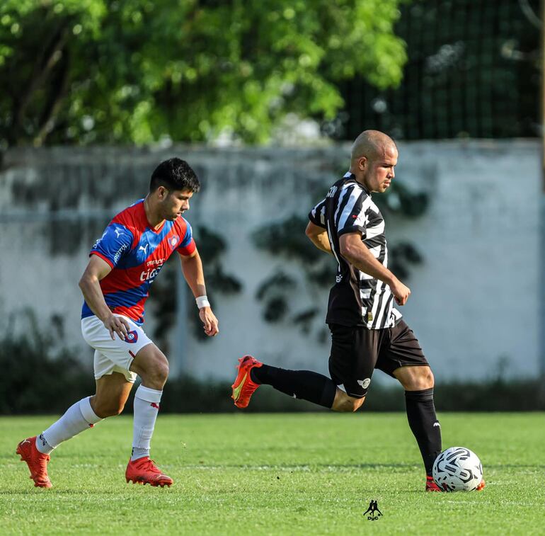 Hugo Martínez suma minutos en la reserva de Libertad - Fútbol - ABC Color
