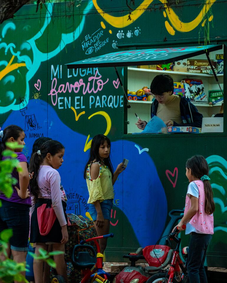 Arte al Parque da vida al Parque Caballero con actividades y personas ...