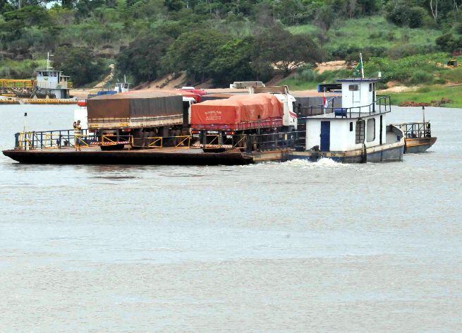 Con leve subida del Paraná reanudan servicio de balsas - 3 Fronteras ...